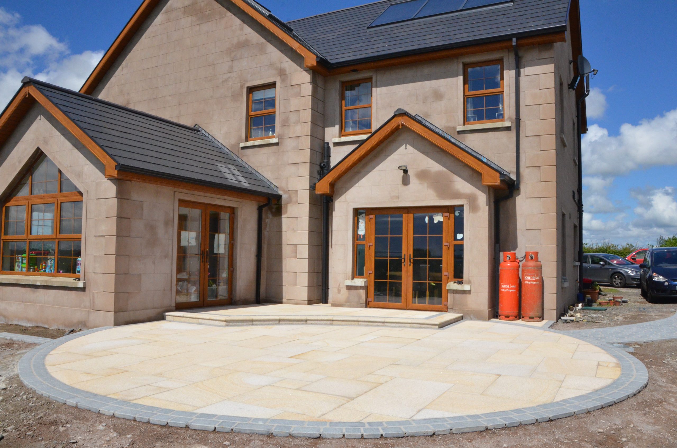 Alshar Buff Mixed Flags, bordered with Alshar Charcoal Bann Setts ...